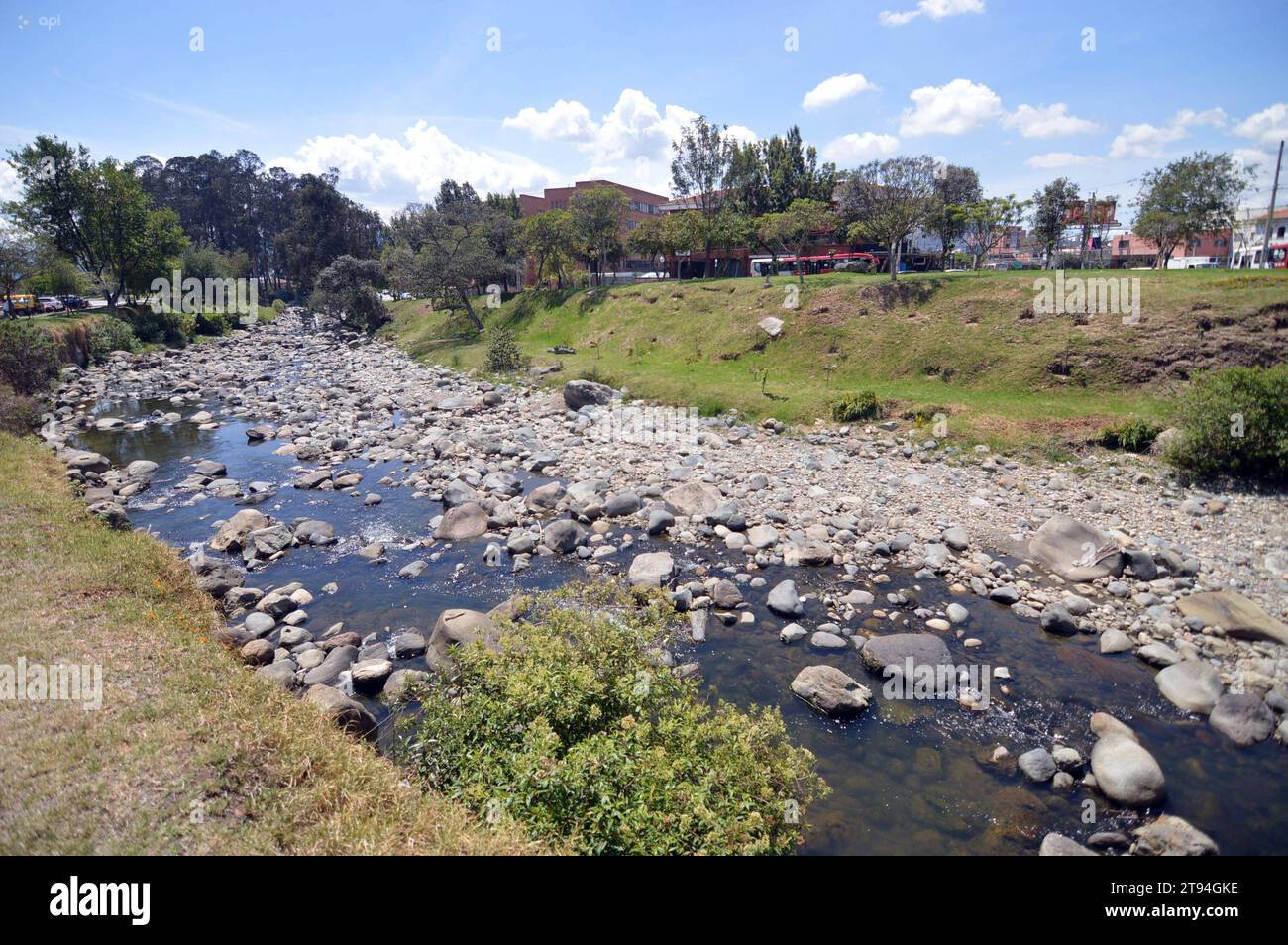 CUENCA-ESTIAJE-RIO TOMEBAMBA Cuenca, Ecuador 22 de noviembre de 2023 El ...