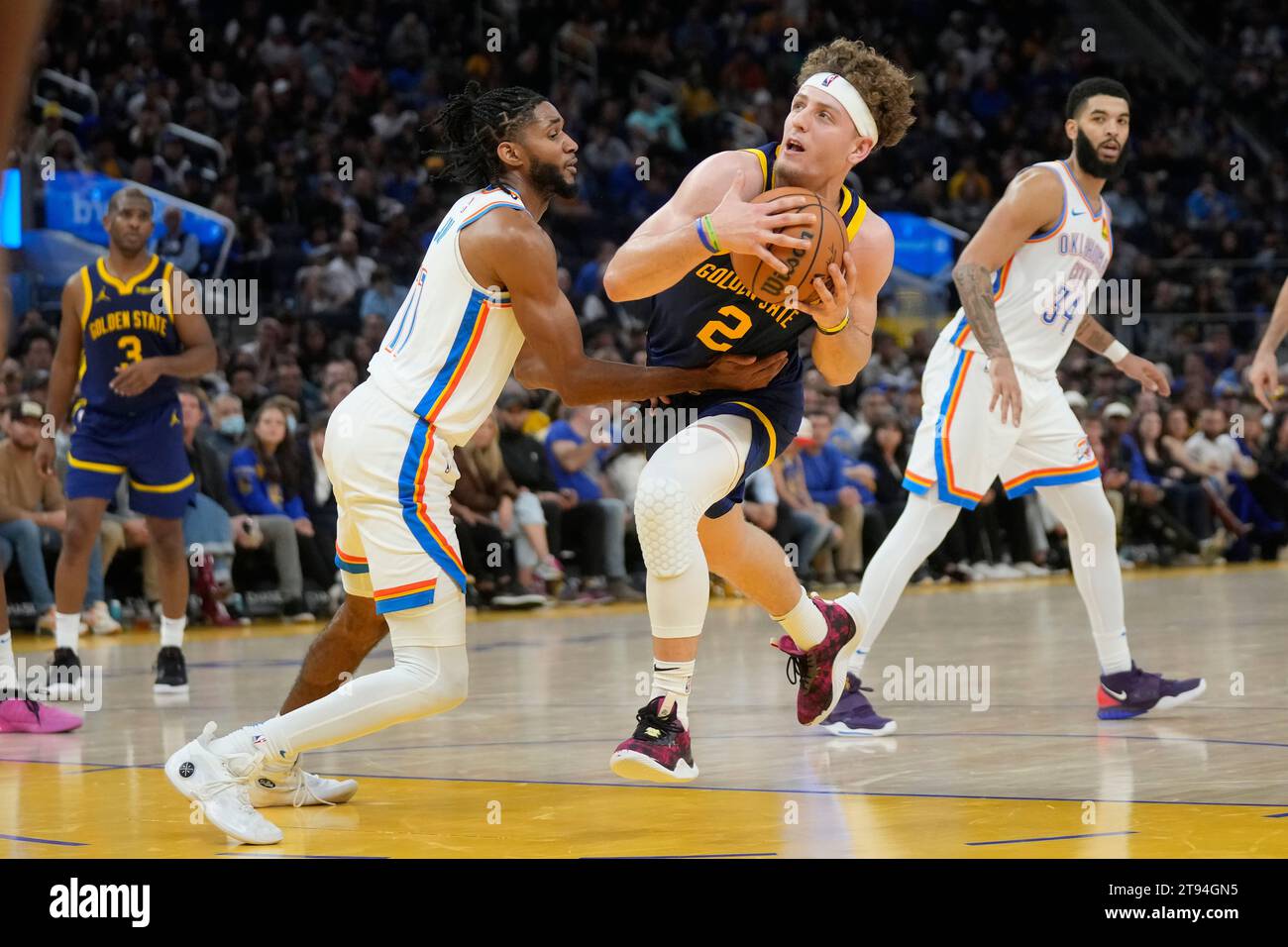Golden State Warriors guard Brandin Podziemski (2) drives to the basket ...
