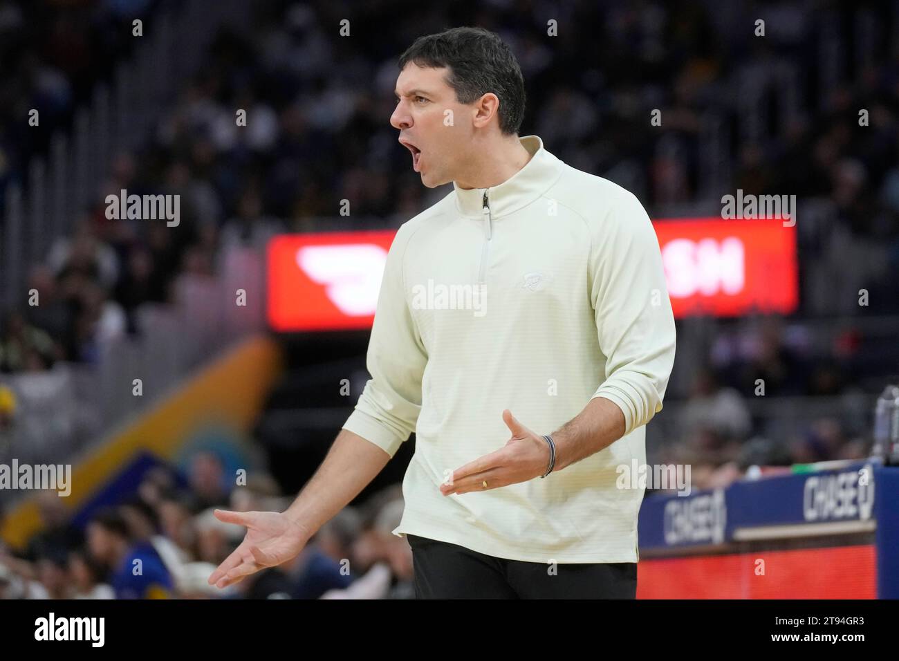 Oklahoma City Thunder head coach Mark Daigneault during an NBA ...