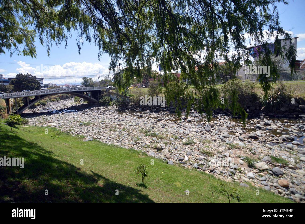 CUENCA-ESTIAJE-RIO TOMEBAMBA Cuenca, Ecuador 22 de noviembre de 2023 El ...