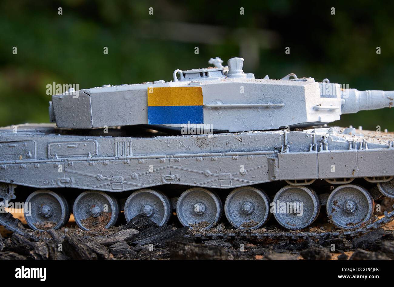 A German Leopard 2 tank with a Ukraine flag Stock Photo - Alamy