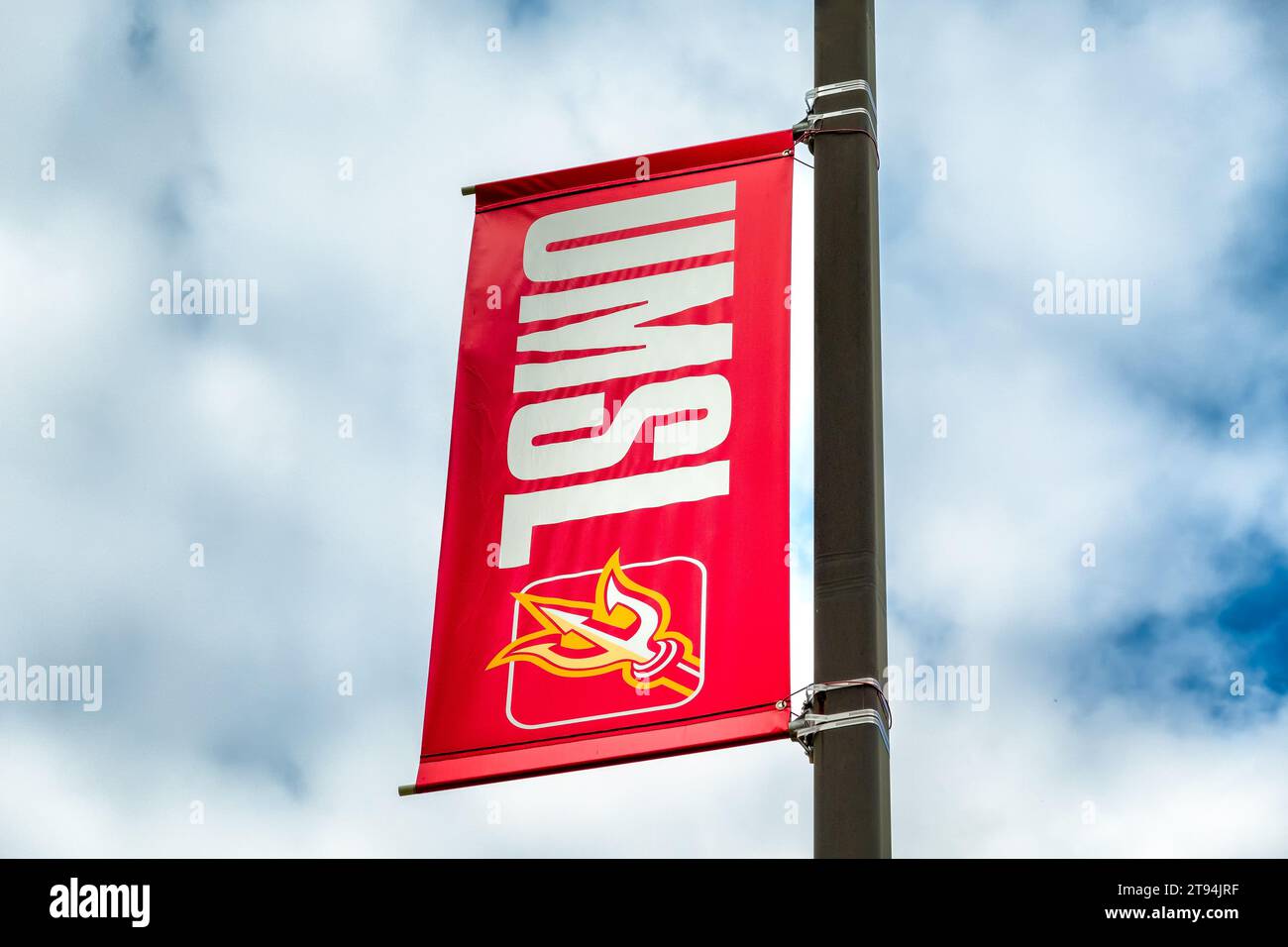 ST. LOUIS, MO, USA - OCTOBER 19, 2023: Entrance sign and campus flag of ...