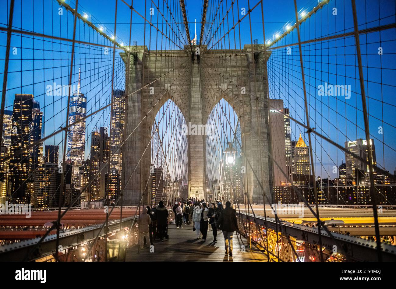 Brooklyn bridge night image hi-res stock photography and images - Alamy