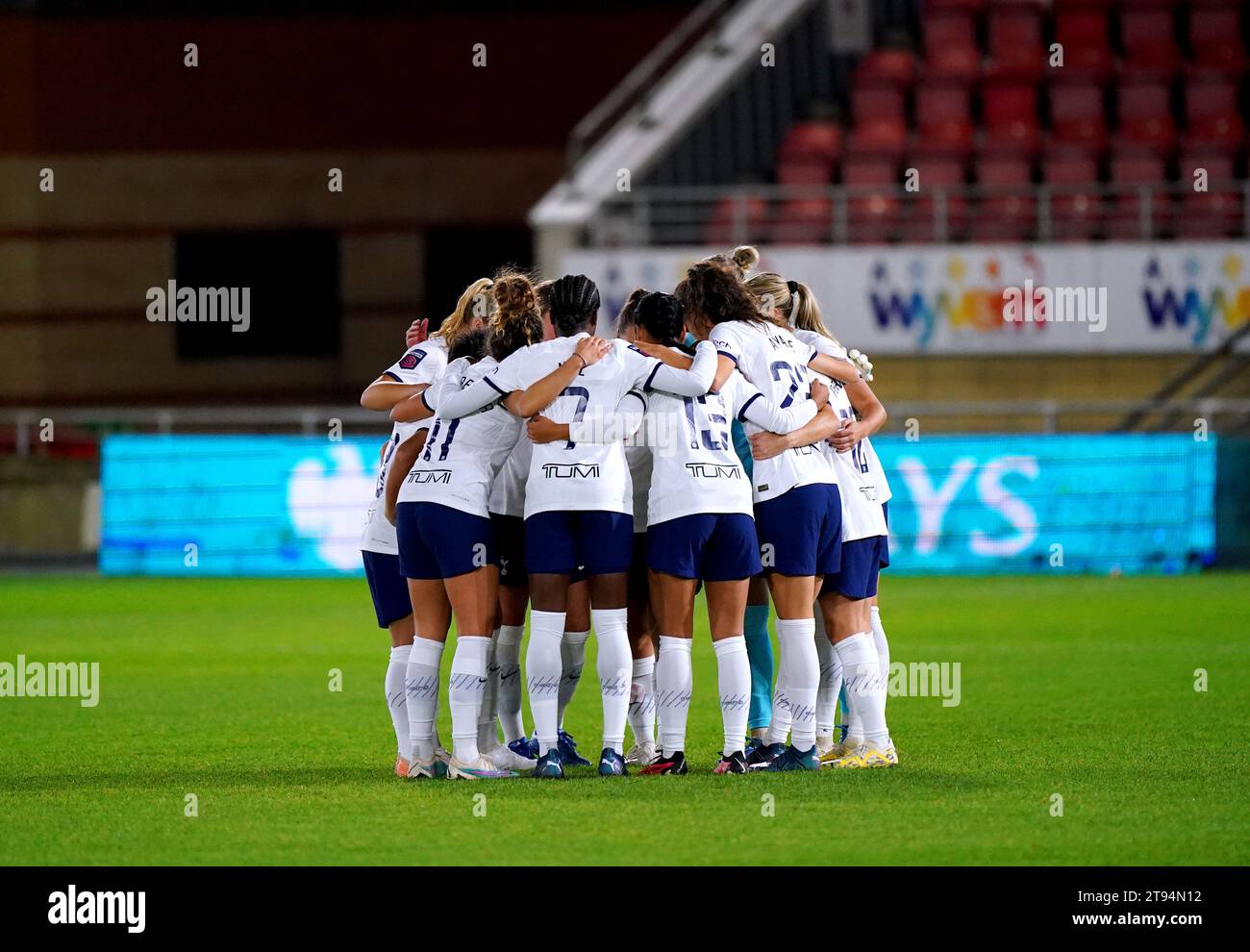 Tottenham hotspur players huddle hi-res stock photography and images ...