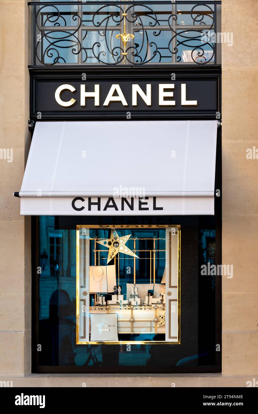 Chanel store window display hi-res stock photography and images - Alamy