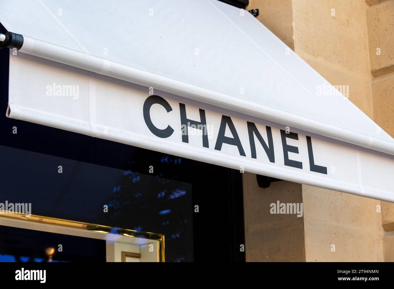 Chanel store window display hi-res stock photography and images - Alamy
