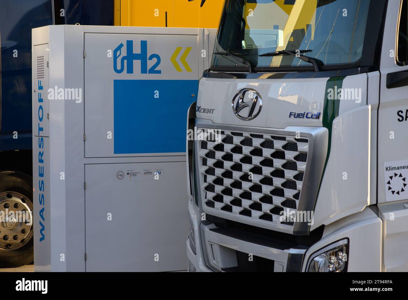 Magdeburg, Germany. 22nd Nov, 2023. Trucks parked at a hydrogen filling ...