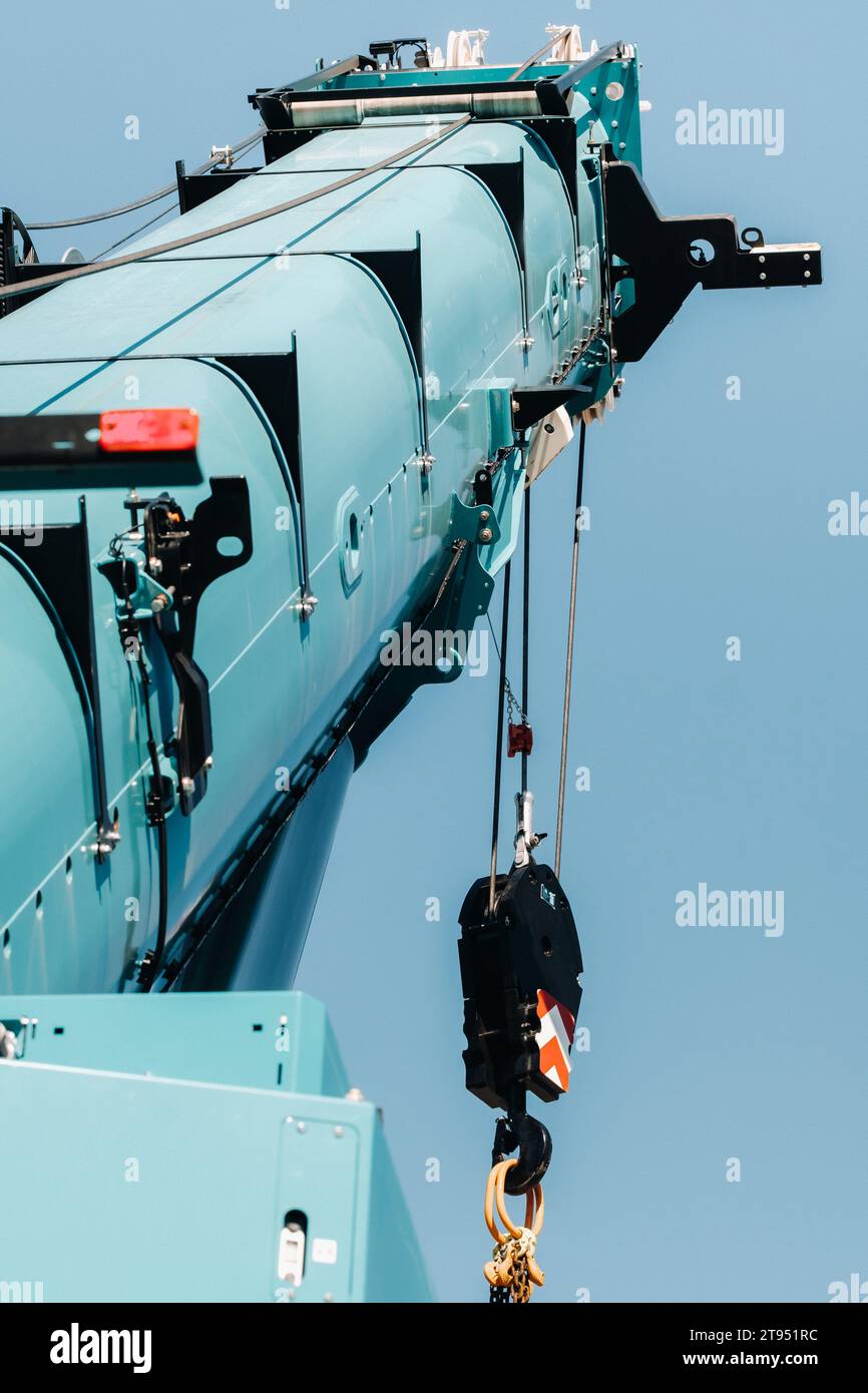 Hydrostatic crane engine.The control system of the crane engine.Lifting ...