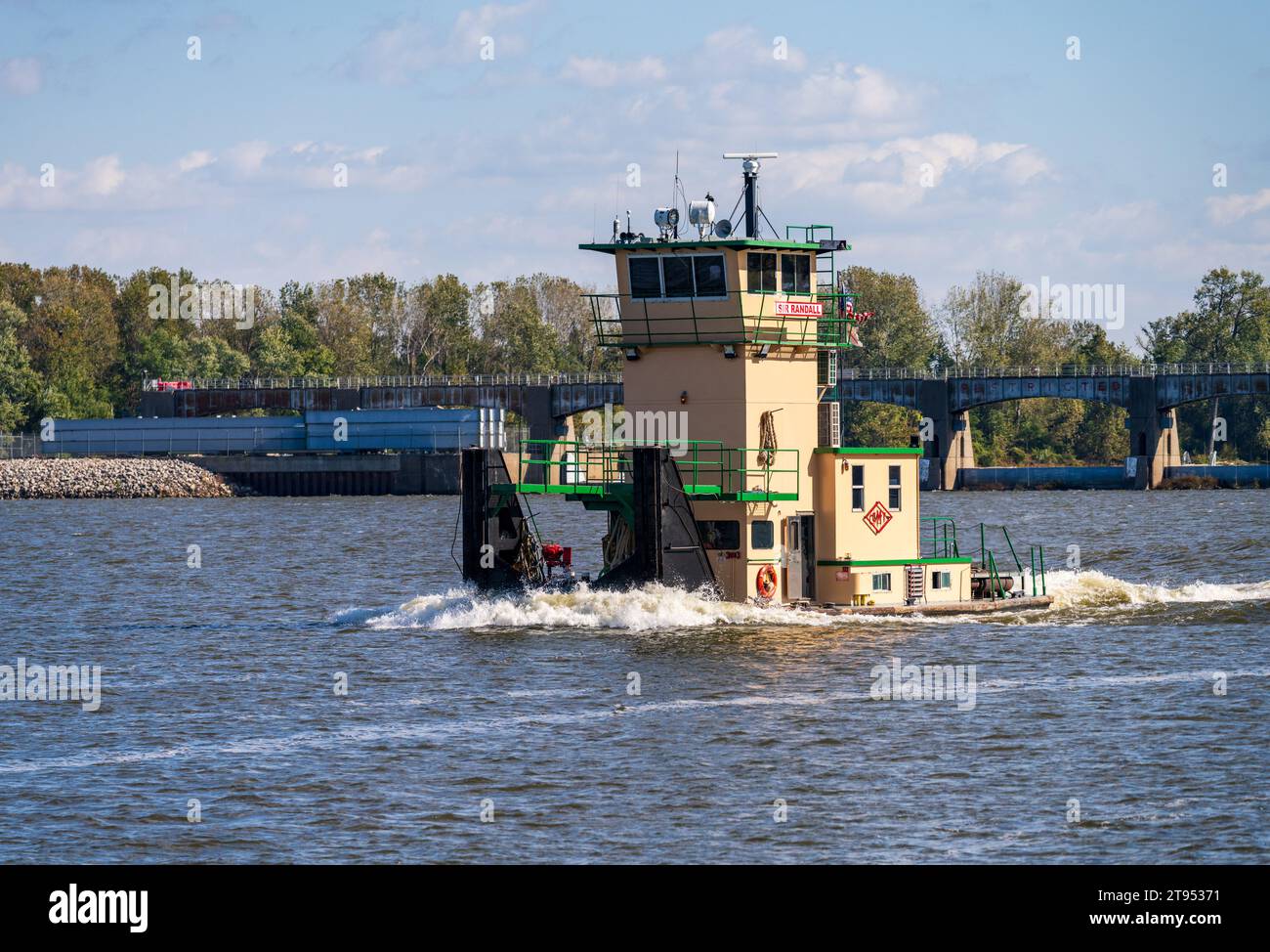 Hannibal, MO - 20 October 2023: Tugboat Sir Randall leaves Lock and Dam ...