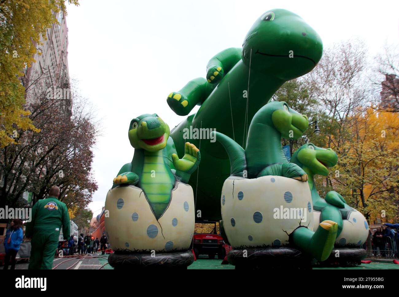 New York, USA. 22nd Nov, 2023. Giant helium balloons are prepared for ...