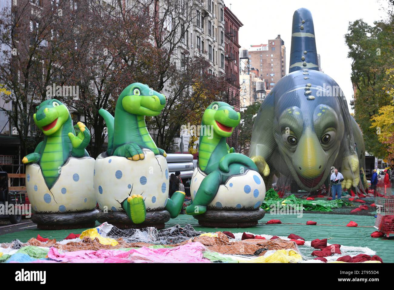 The Macy's inflation team work on the Leo balloon from Netflix as they ...