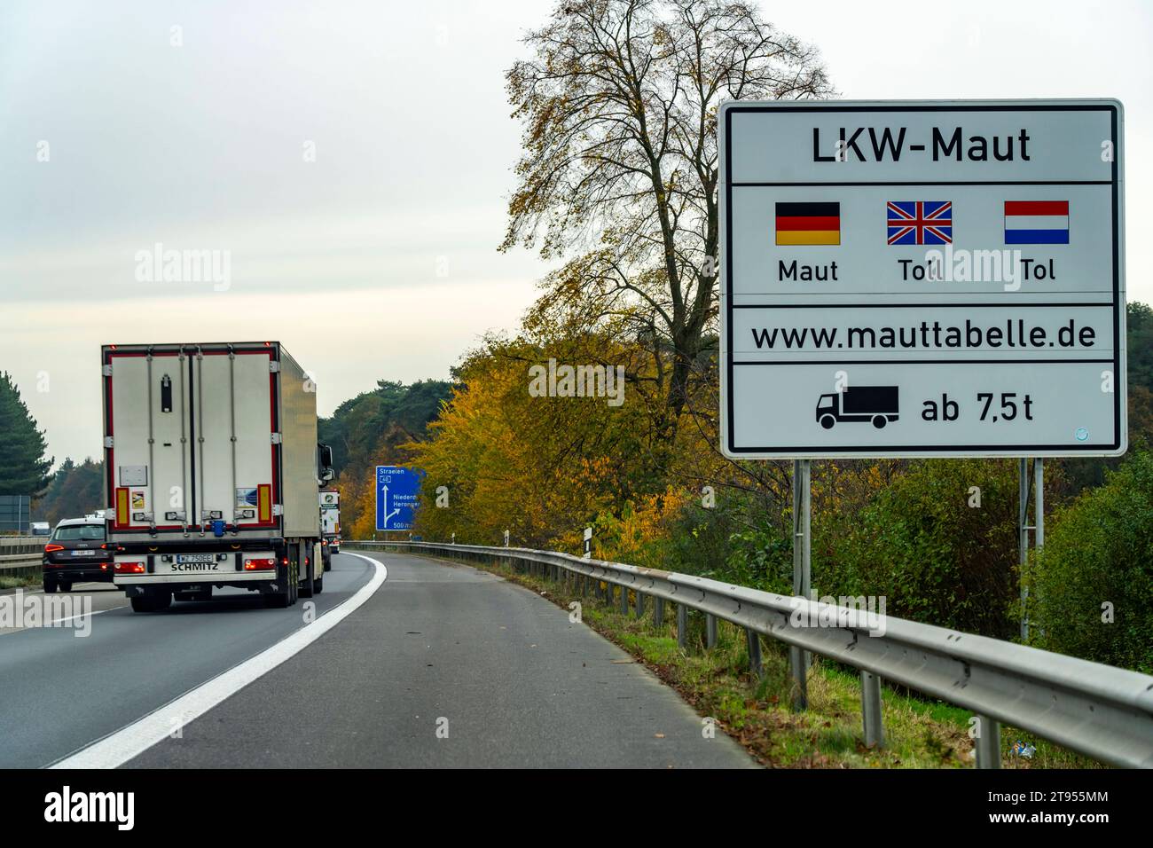 Hinweisschild auf die LKW-Maut, an der A40, kurz hinter der Deutsch ...