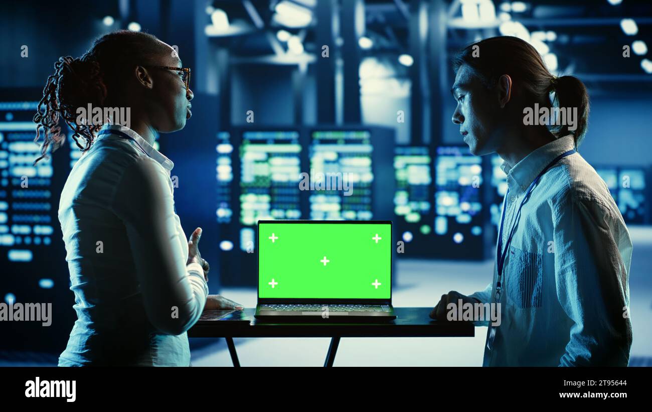 Teamworking data center computer hi-res stock photography and images ...