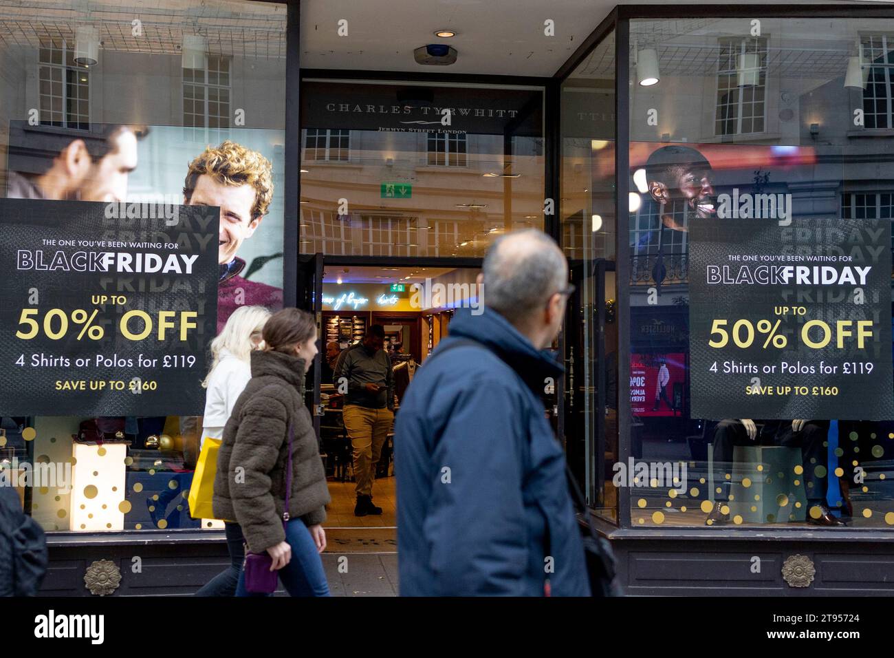 London, UK. 22nd Nov, 2023. Shoppers pay attention on the discount ...