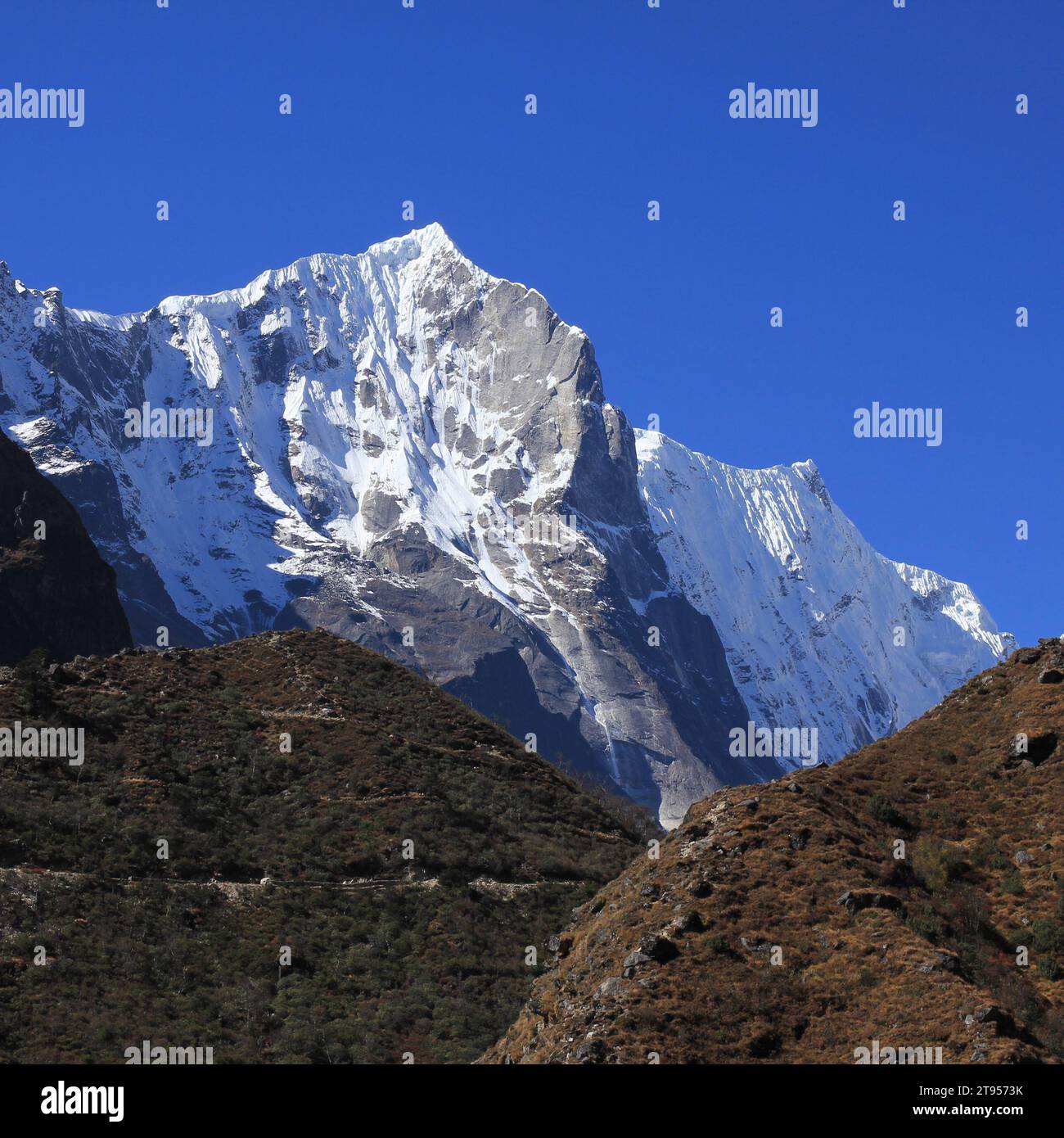 Lalamove Mountain, scene on the way to Thame, Nepal Stock Photo - Alamy