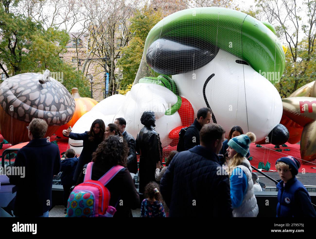 New York, United States. 22nd Nov, 2023. People stop to enjoy the ...