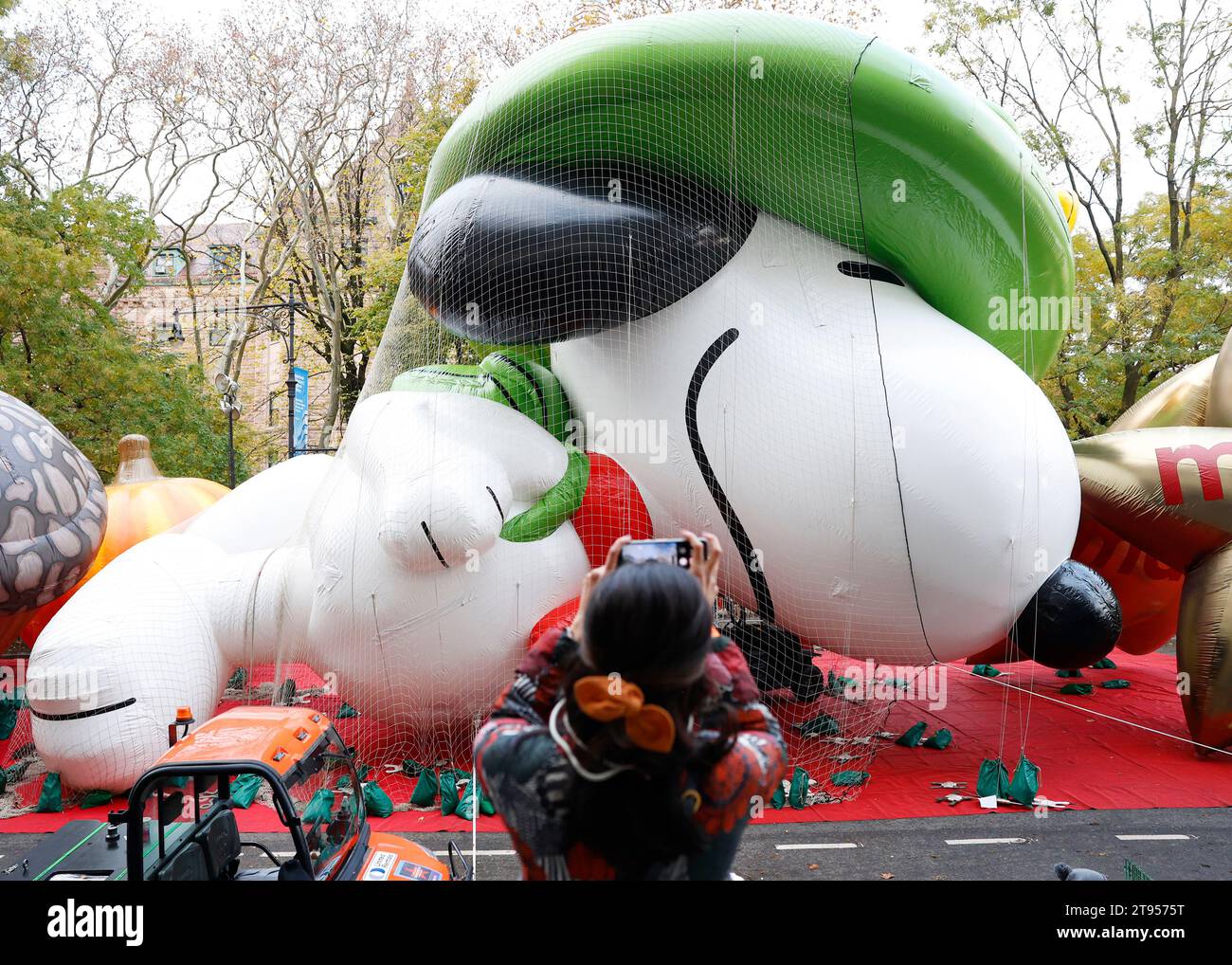 New York, United States. 22nd Nov, 2023. People stop to enjoy the ...