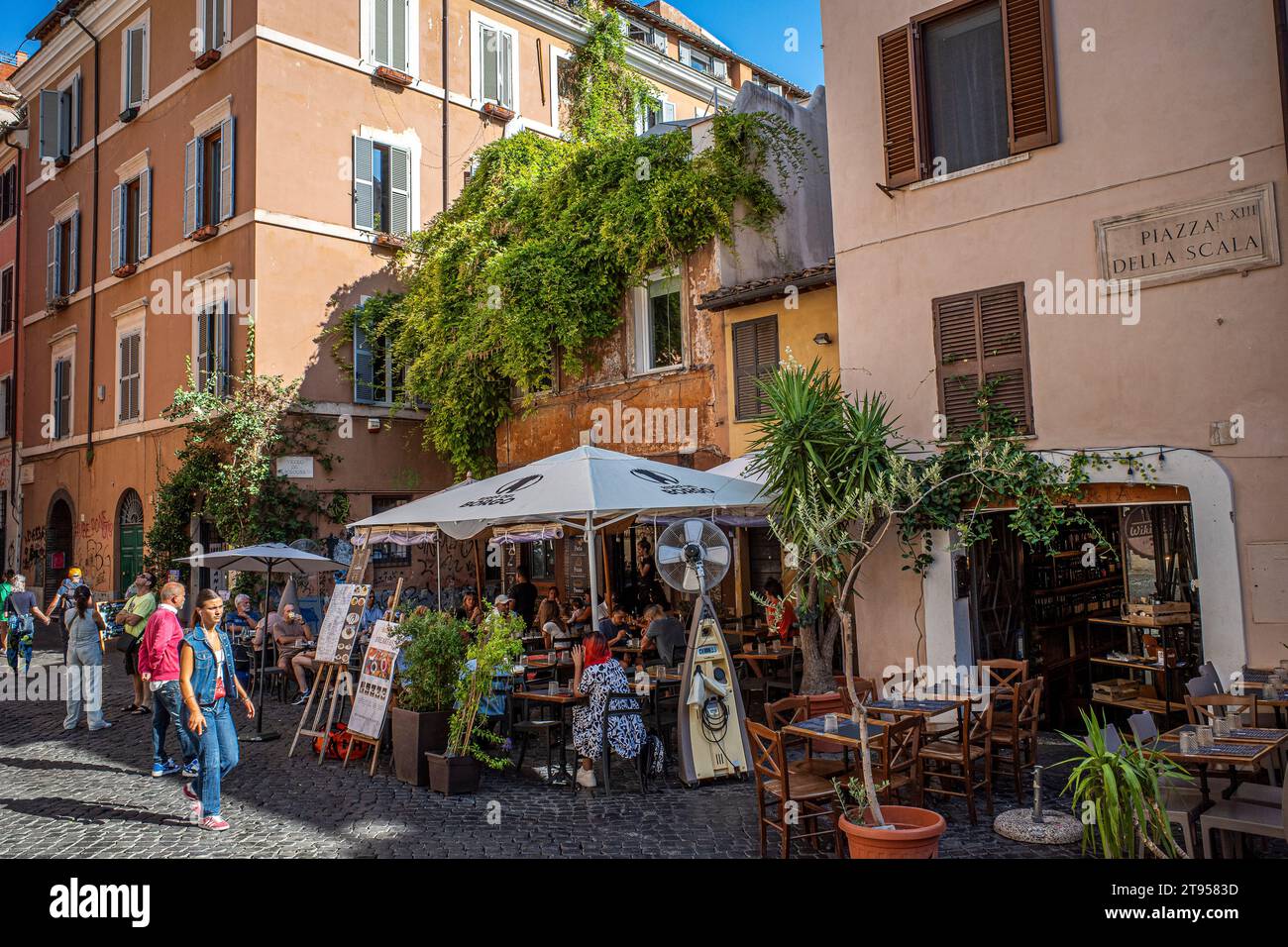 Romantic street scene from Trastevere Rome Italy Stock Photo - Alamy