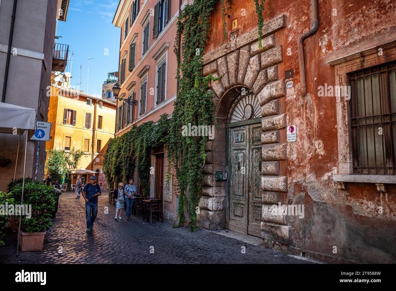 Romantic street scene from Trastevere Rome Italy Stock Photo - Alamy