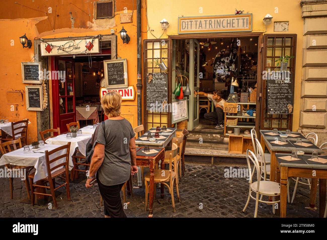 Romantic street scene from Trastevere Rome Italy Stock Photo - Alamy