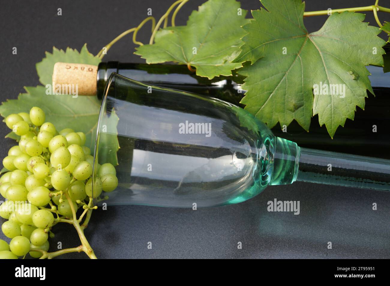 Glass bottles and grapes hi-res stock photography and images - Alamy