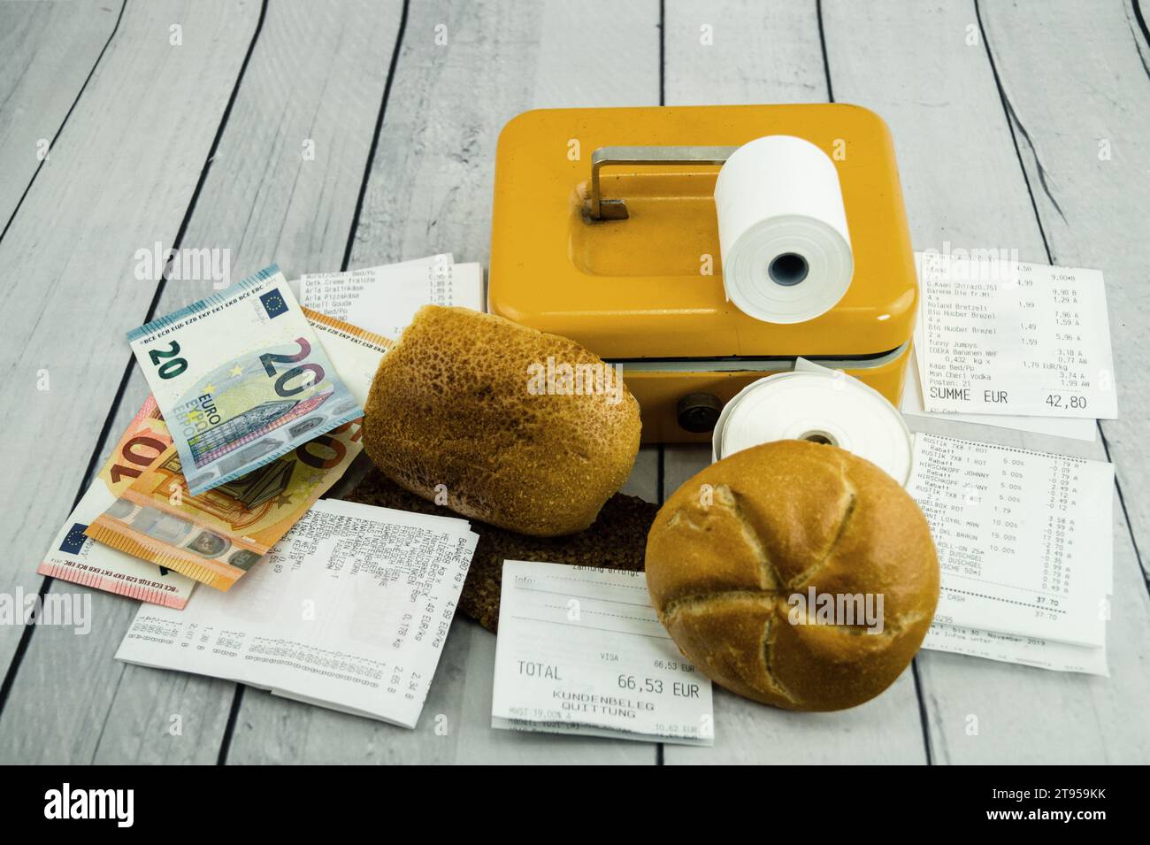 cash box, vouchers, Euros and bread, obligation of sales checks at ...