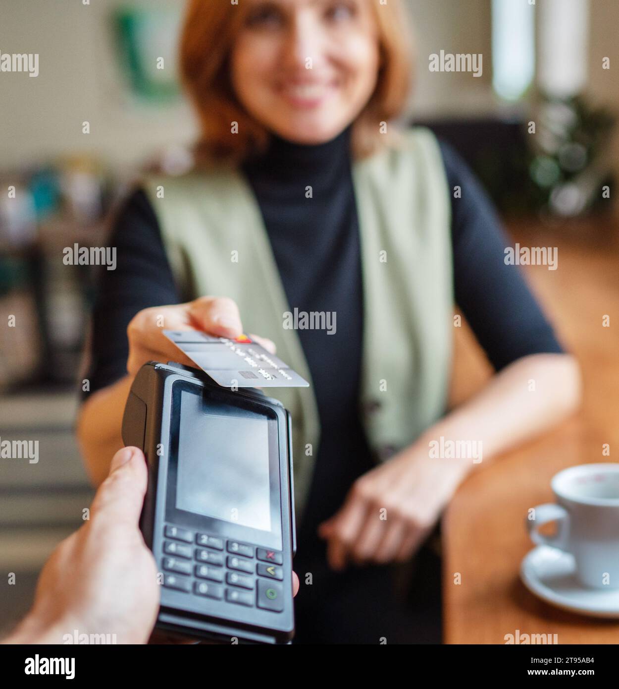 Customer coffee shop pay smiling hi-res stock photography and images ...