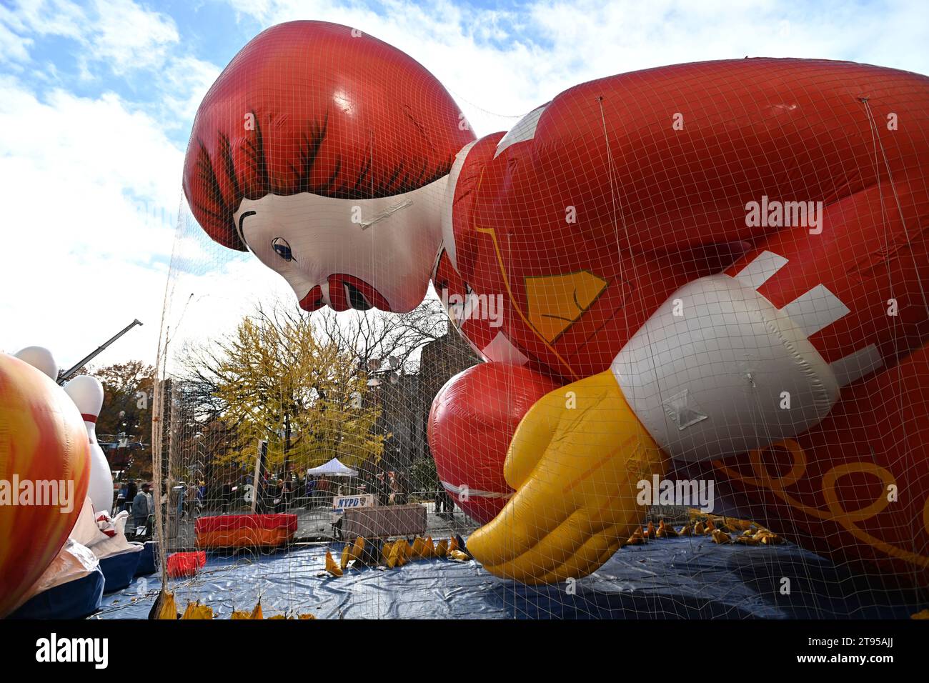 Photo by: NDZ/STAR MAX/IPx 2023 11/22/23 The Macy's inflation team ...