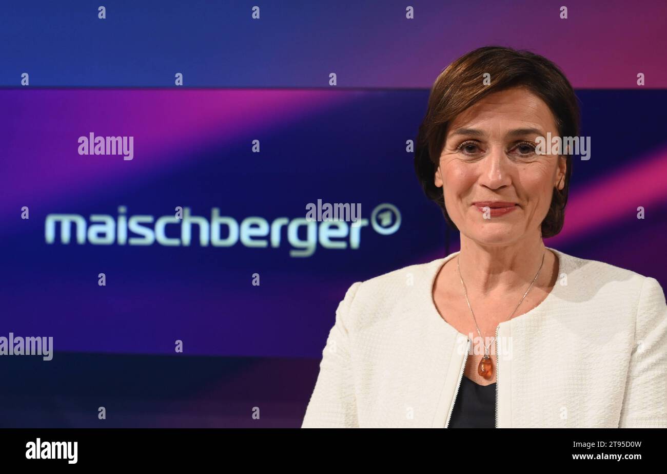 Moderatorin Sandra Maischberger posiert in Ihrer ARD Talkshow ...