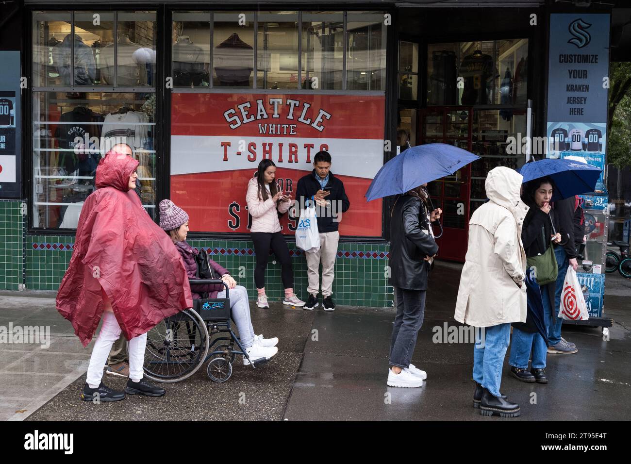 Seattle, USA. 25th Sep, 2023. Tourists by Pike Place Market Stock Photo ...