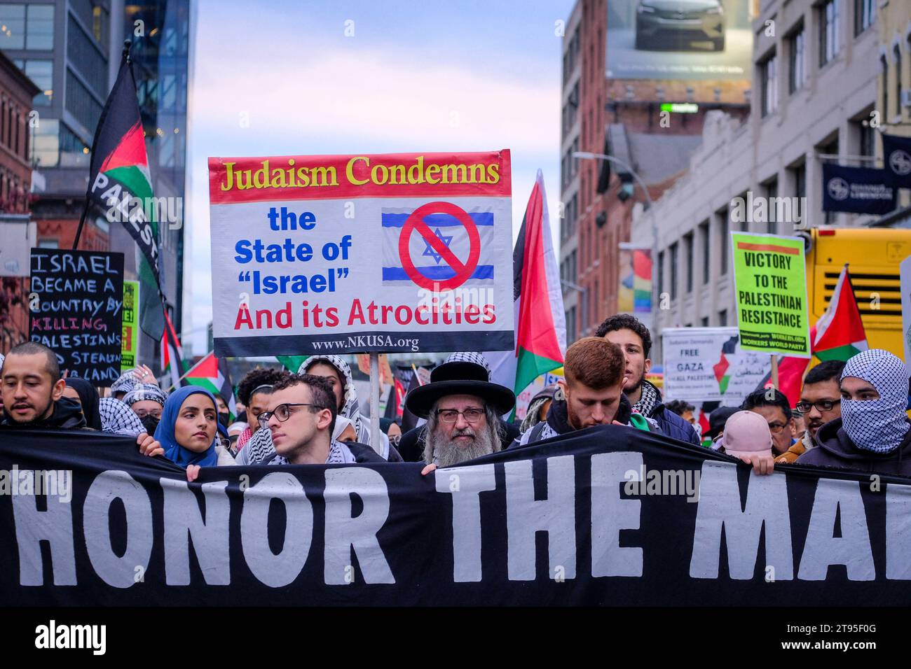 New York City, NY -November 22: Hundreds of Pro-Palestine protestors ...