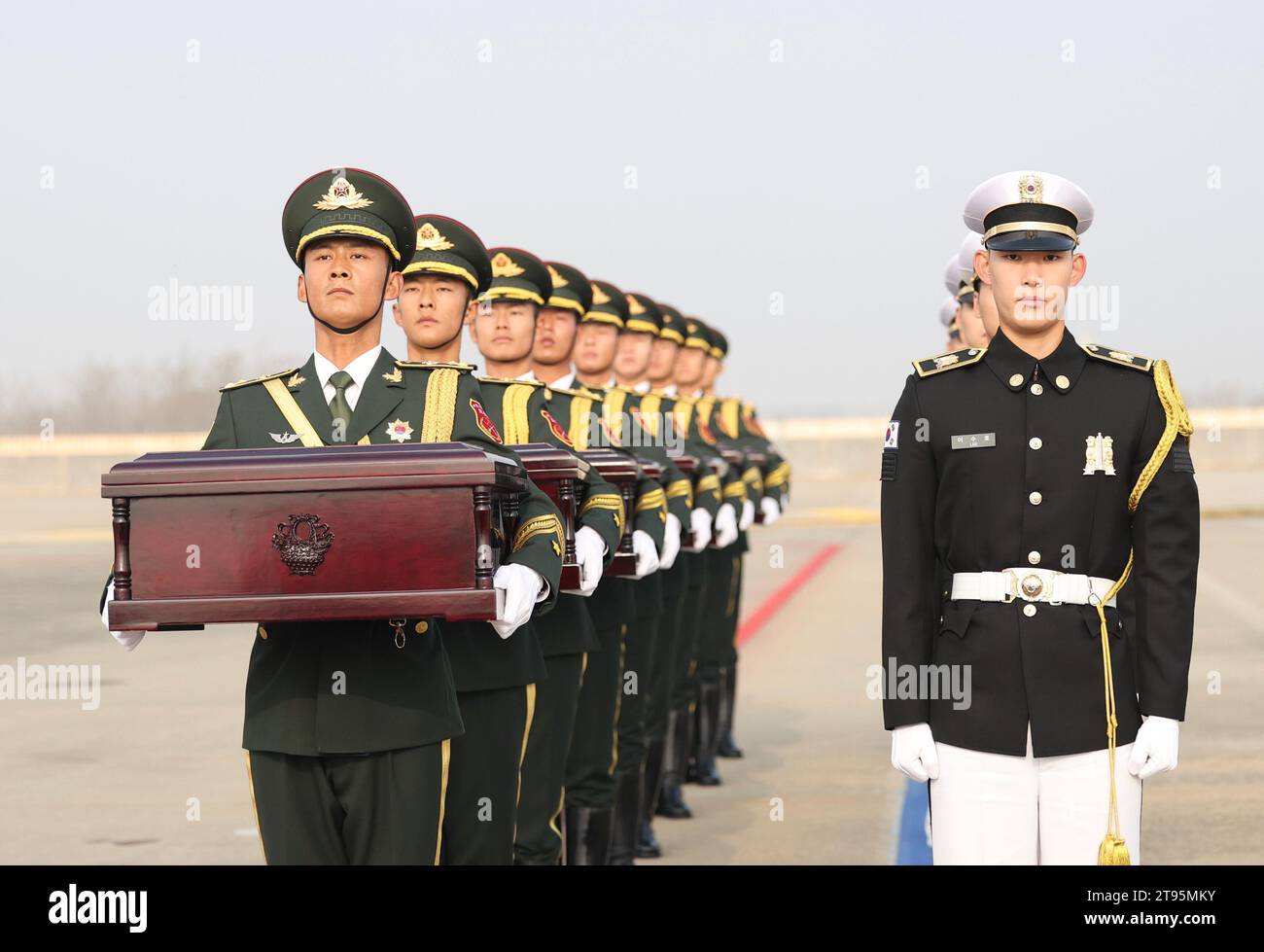 Incheon, South Korea. 23rd Nov, 2023. The Chinese honor guards (left ...