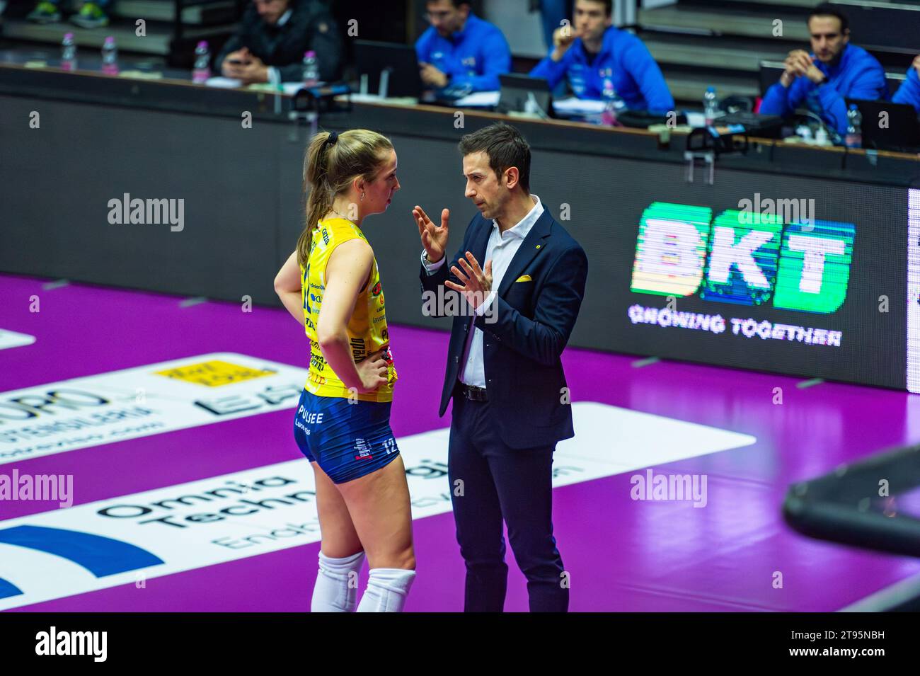 Treviso, Italy. 22nd Nov, 2023. Madison Bugg (L) seen talking with ...