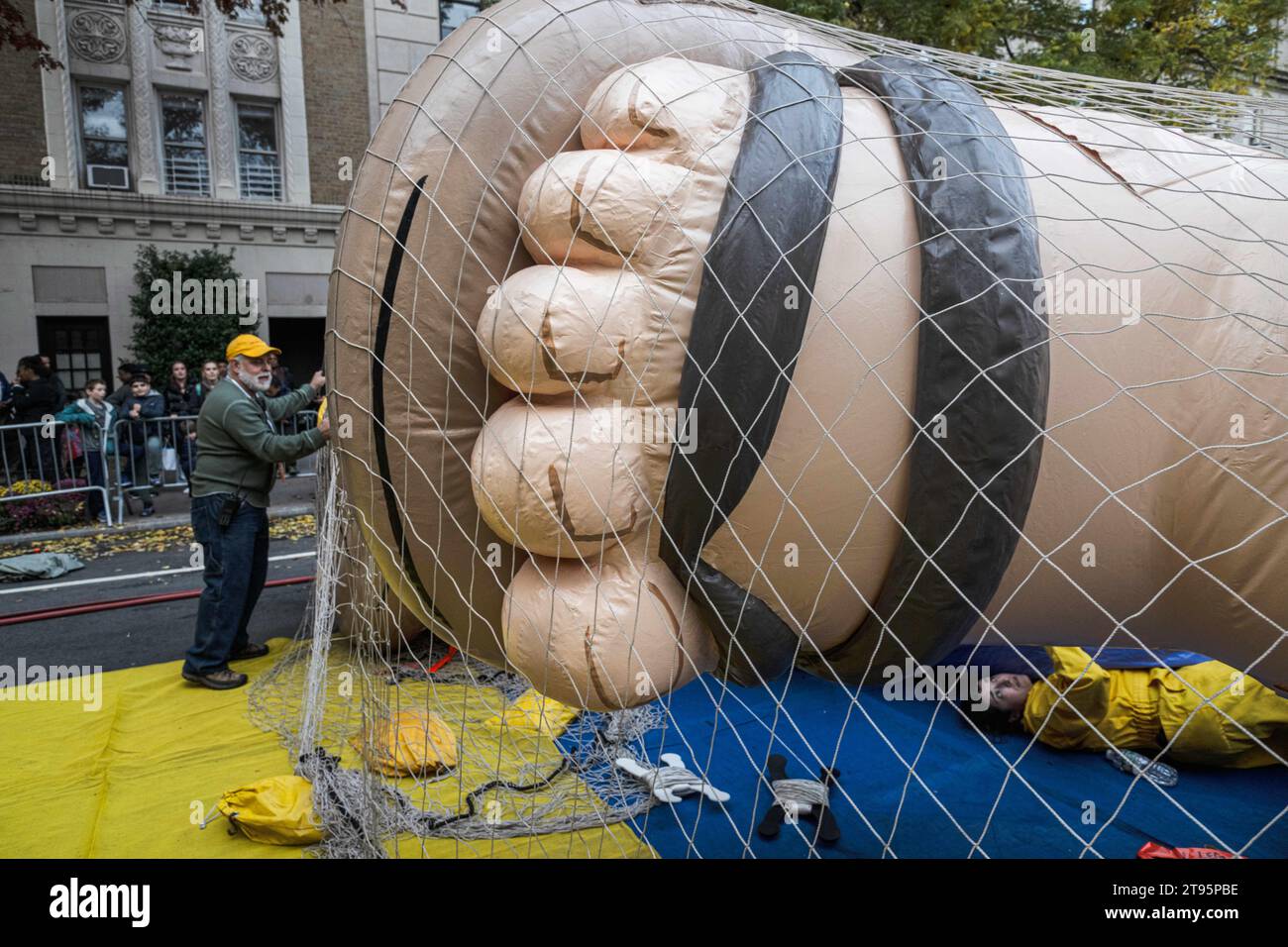 New York, New York, USA. 22nd Nov, 2023. Workers inflate balloons at ...