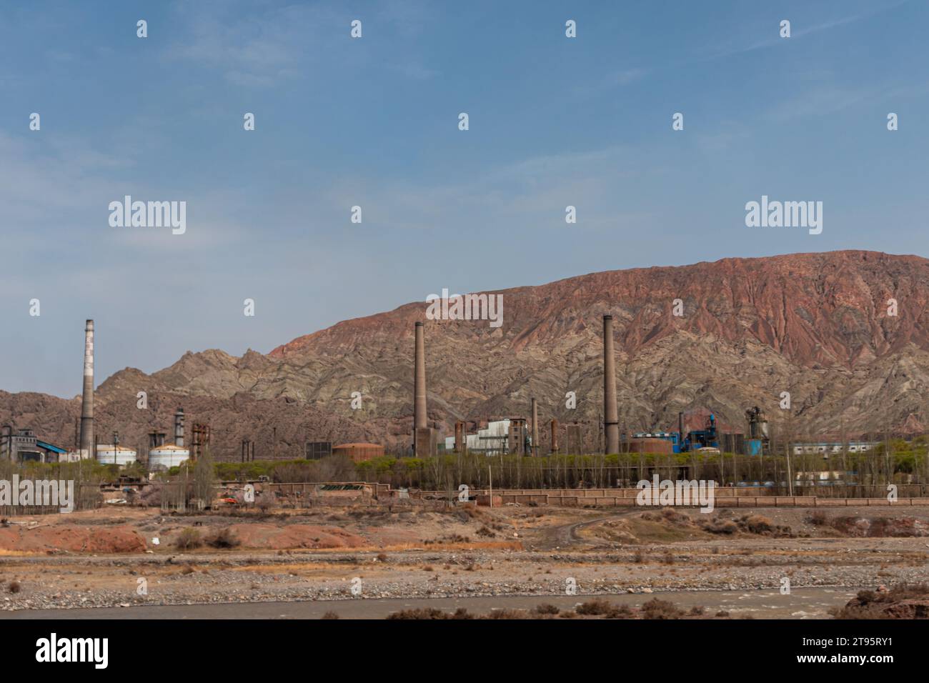 Factories in the desolate Gobi Desert Stock Photo - Alamy