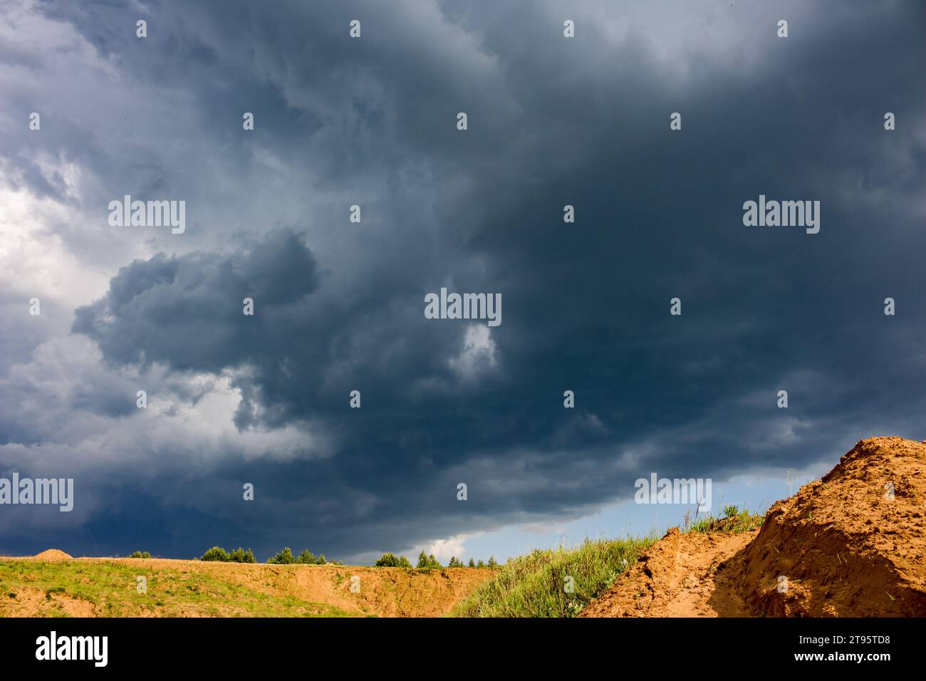 Menacing clouds gathering in the sky before the rain Stock Photo - Alamy
