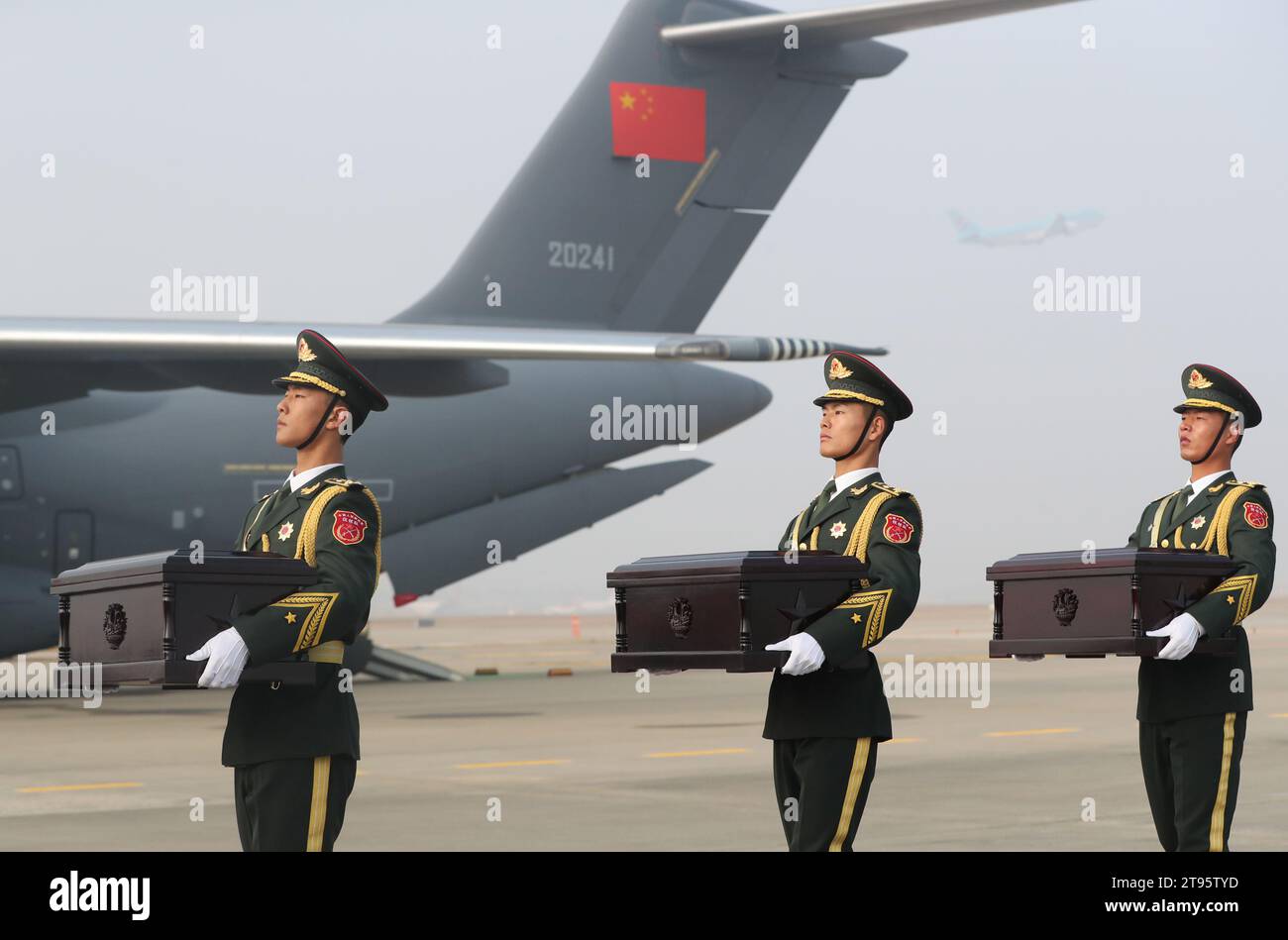 Incheon, South Korea. 23rd Nov, 2023. The Chinese honor guards escort ...