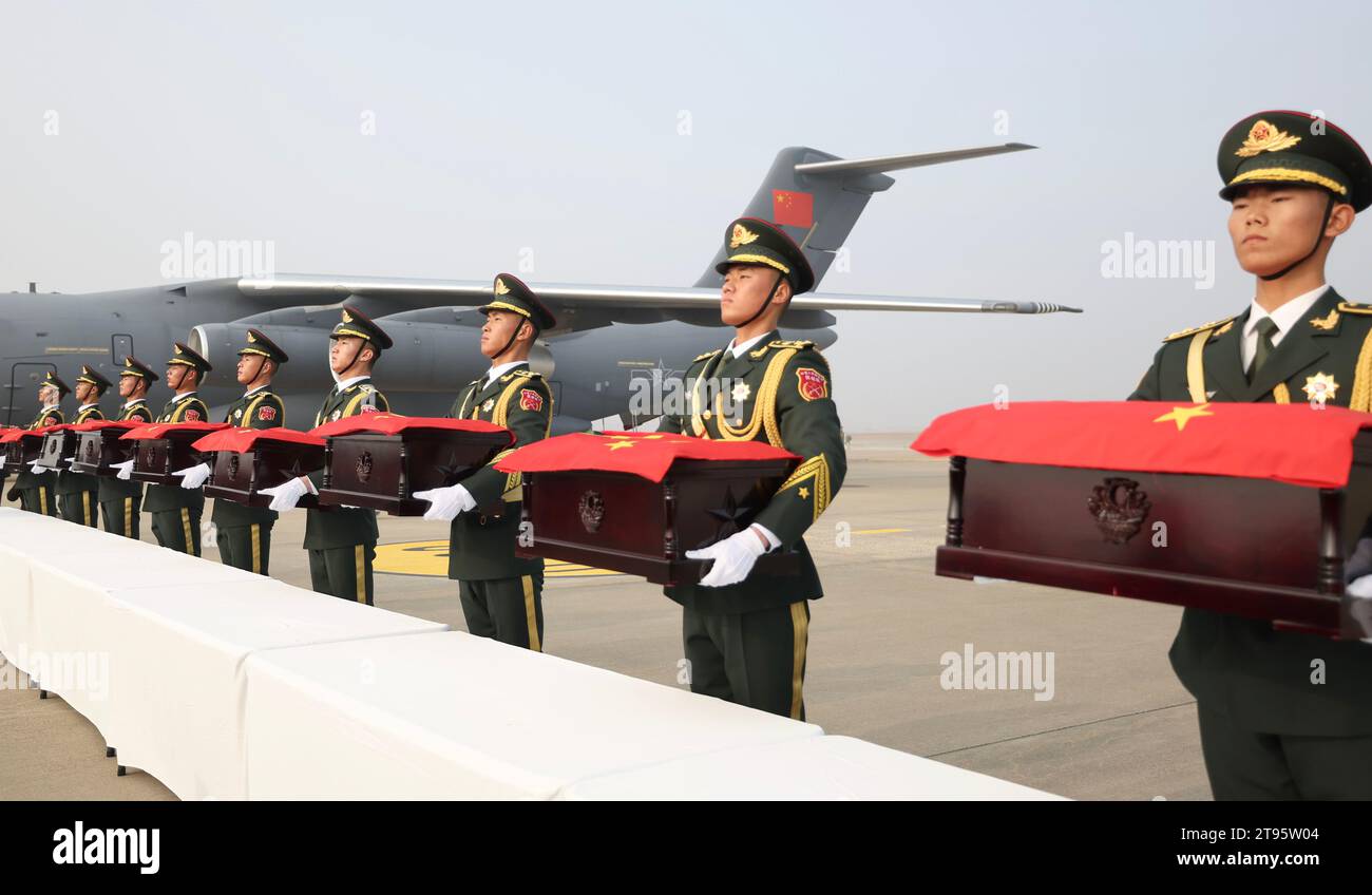 Incheon, South Korea. 23rd Nov, 2023. The Chinese honor guards escort ...