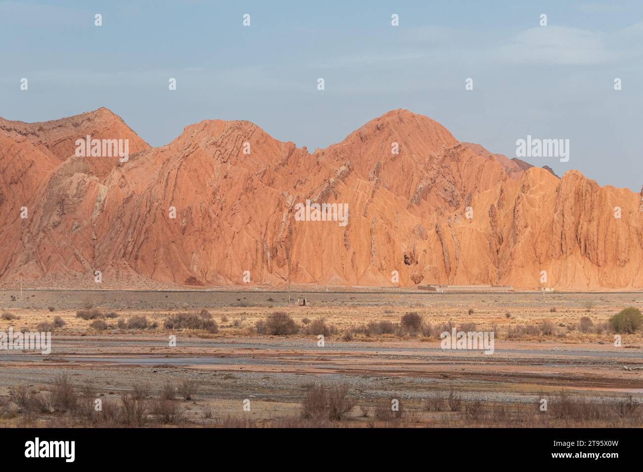 Towering mountain ranges hi-res stock photography and images - Alamy