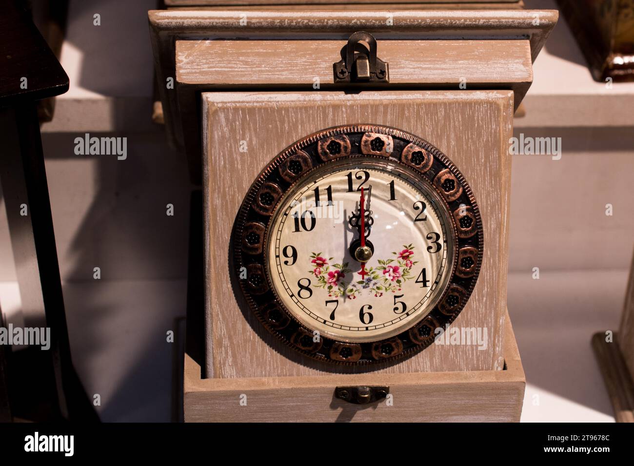 Vintage retro clock and mechanism Stock Photo - Alamy