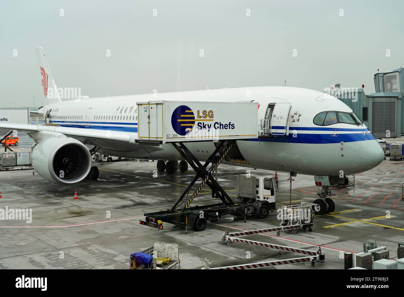 Frankfurt flight to china hi-res stock photography and images - Alamy