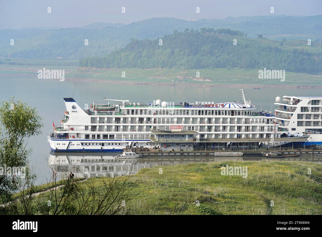 Cruise ship on the Yangtze River, Yichang, Hubei Province, China Stock ...