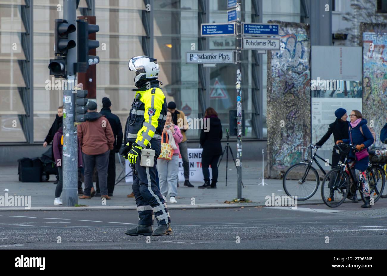 Special operation at Potsdamer Platz, traffic control by police ...