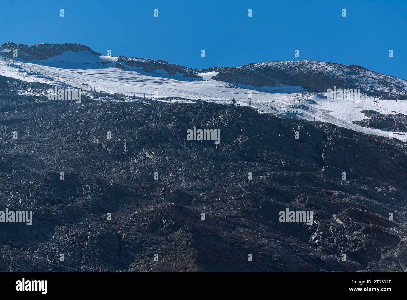 Hintertux Glacier, detail, seen from the intermediate station ...