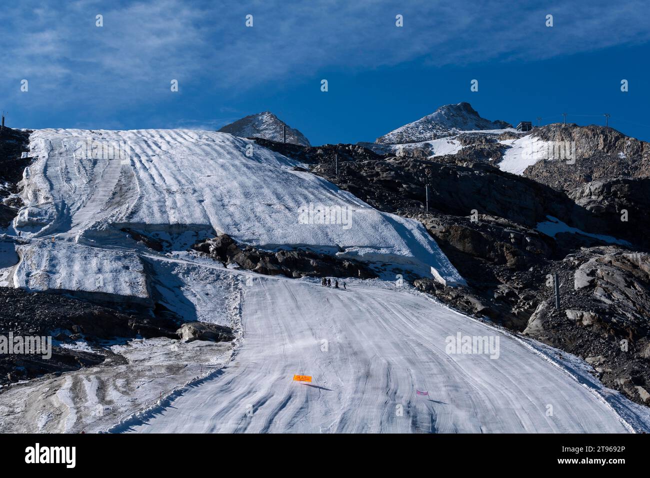 Intermediate station Tuxer-Ferner-Haus (2) (2660m), Hintertux glacier ...