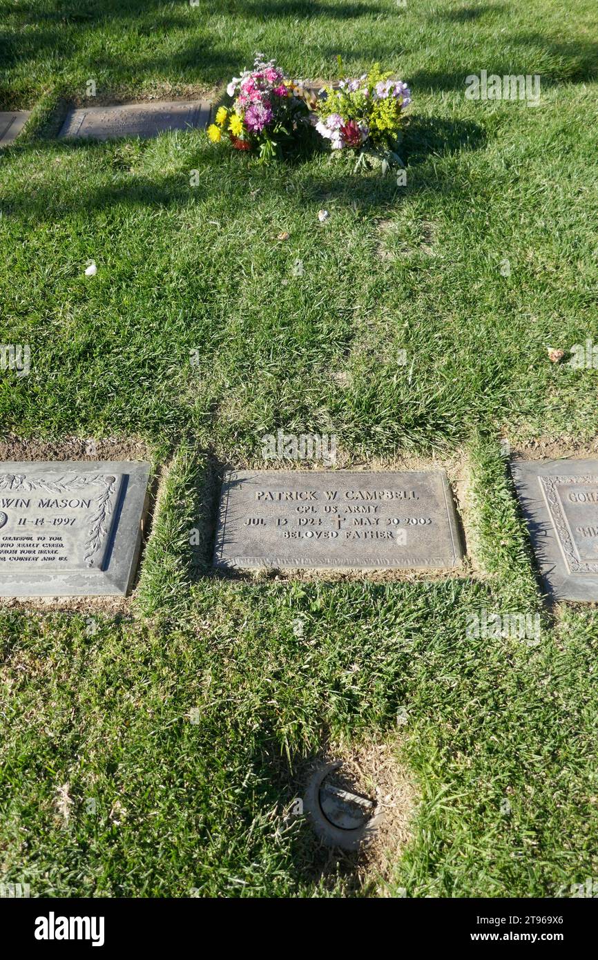 Glendale, California, USA 21st November 2023 Actor Patrick Campbell Grave in Gardens of ...