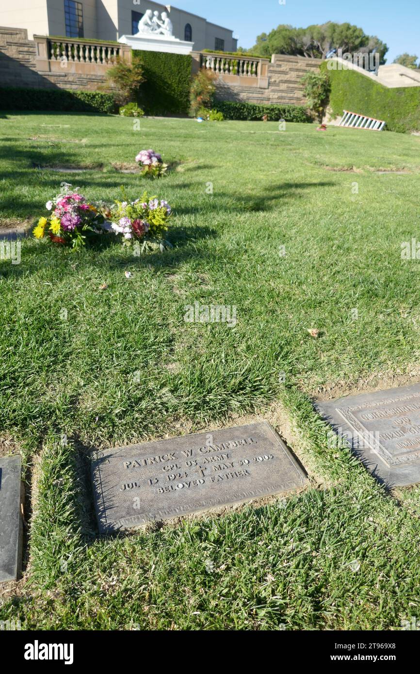 Glendale, California, USA 21st November 2023 Actor Patrick Campbell Grave in Gardens of ...