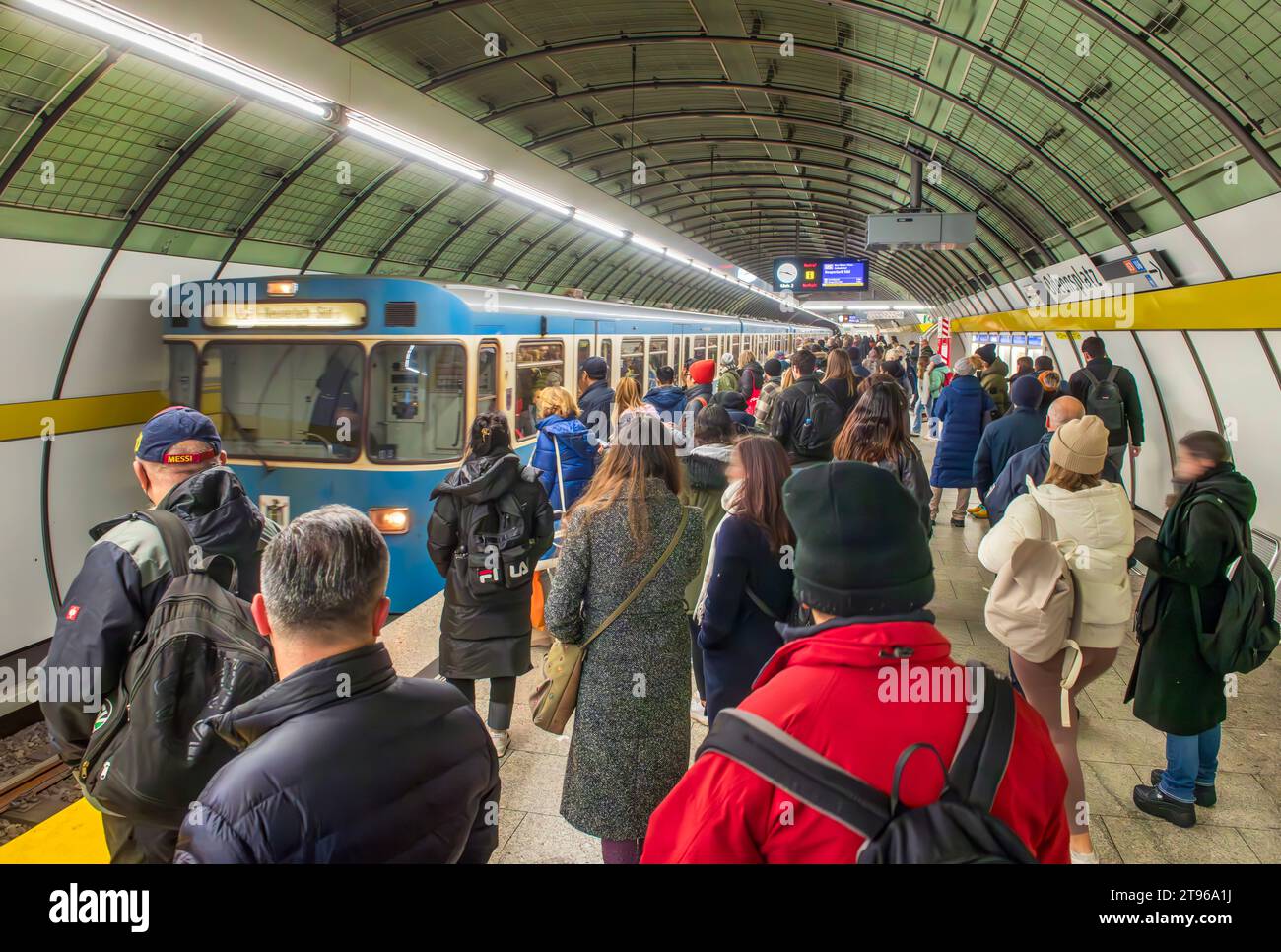 U bahn am bahnsteig hi-res stock photography and images - Alamy