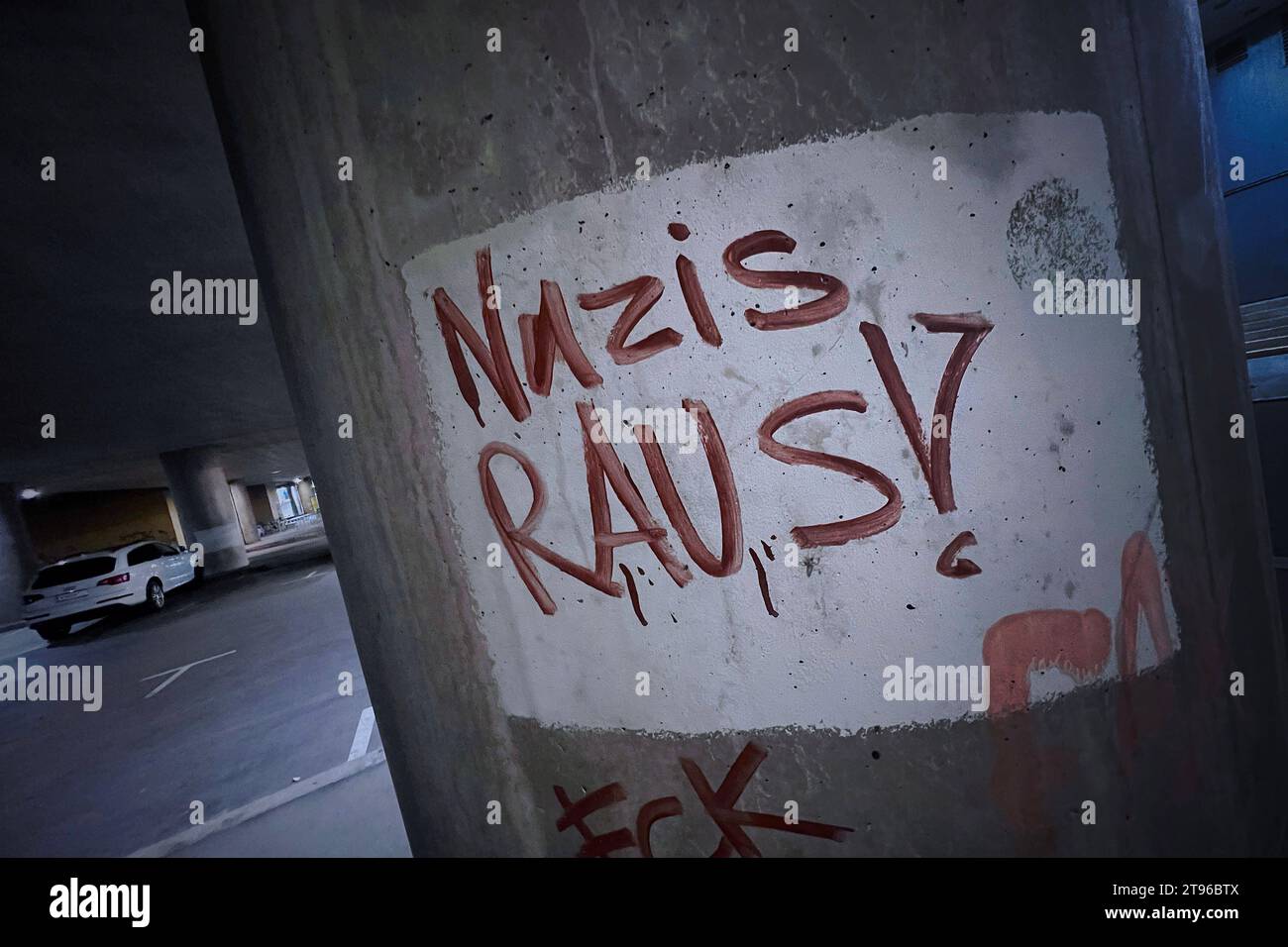 NAZIS RAUS Parole an einer Betonstuetze einer Bruecke in Wien ...