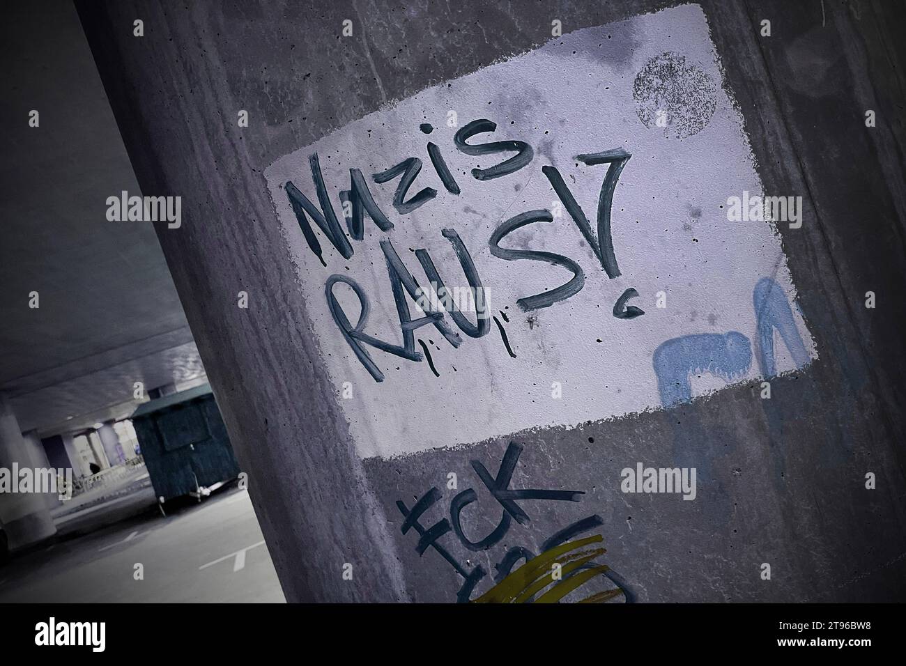 NAZIS RAUS Parole an einer Betonstuetze einer Bruecke in Wien ...